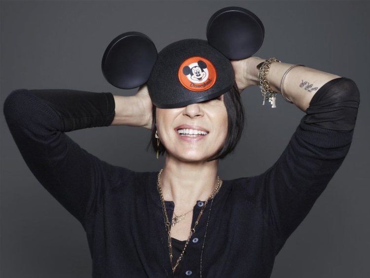 Mark Hamill, Hayley Atwell y más famosos celebran el 90 aniversario de ...