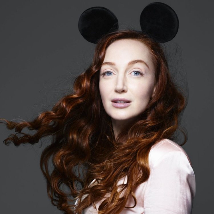 Mark Hamill, Hayley Atwell y más famosos celebran el 90 aniversario de ...